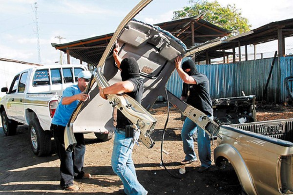 Decomisan tres carros desmantelados