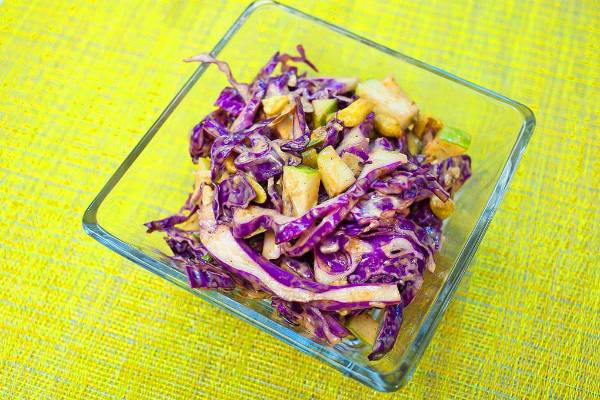 Ensalada de repollo morado con manzana y nueces