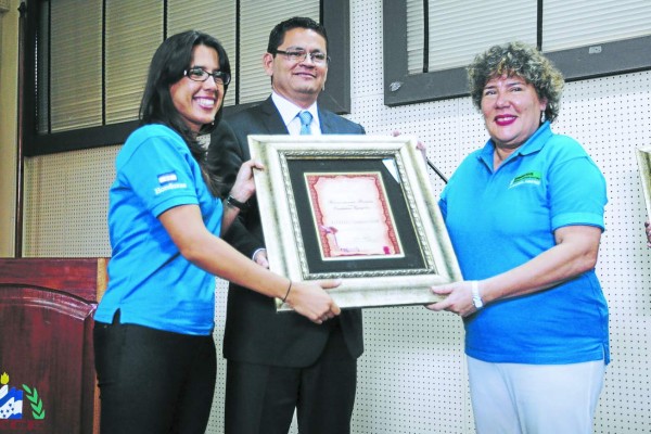 Otorgan homenaje póstumo a Alfredo Landaverde