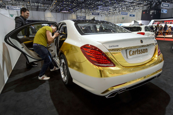 Fotos del primer auto del mundo cubierto de oro