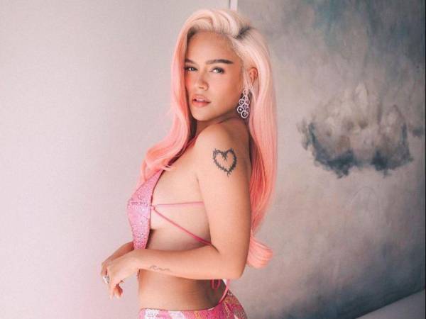 ¿Se operó? Karol G impacta con cuerpazo en premier de Barbie