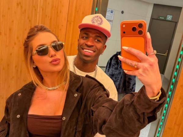 Novia de Vinícius sorprende con picante vestimenta y le deja 'detalle'