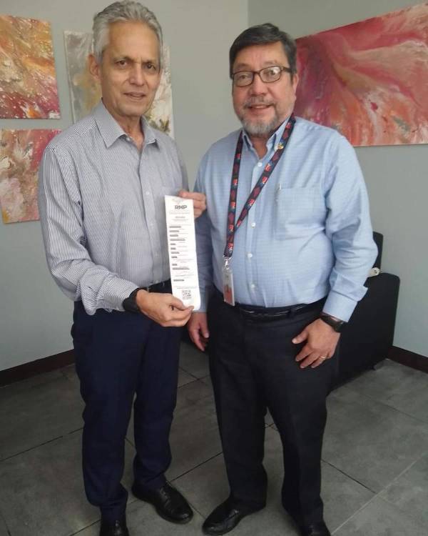 Reinaldo Rueda se enrola para obtener nueva cédula de identidad de Honduras