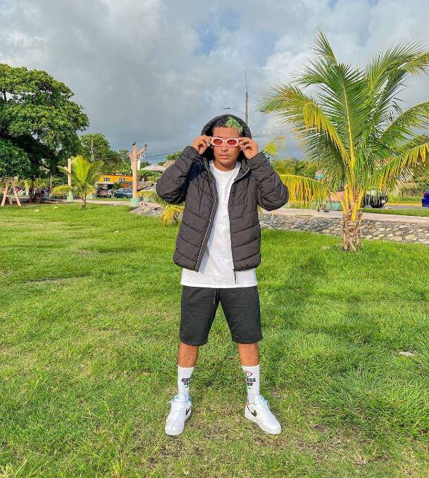 Novia de Supremo, en polémica por posar sin ropa y la bandera de Honduras