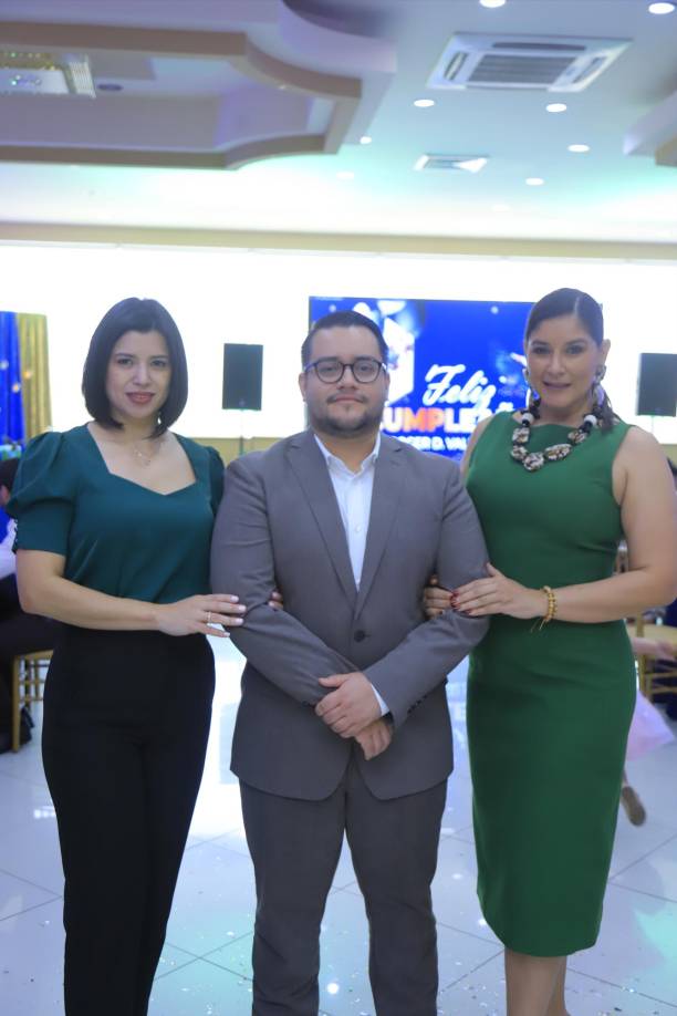 Festejo por un nuevo año de vida de don Roger Valladares