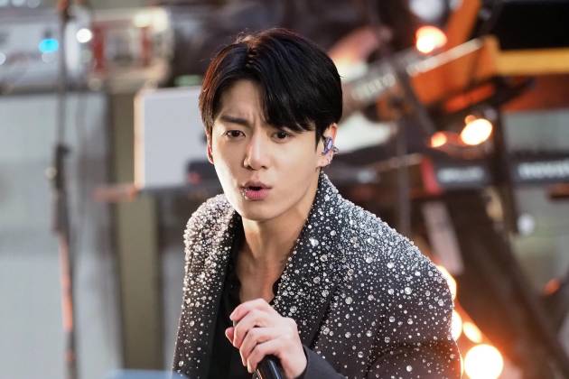 Condenan a mujer que acosaba a cantante de BTS y tocó su timbre más de ...