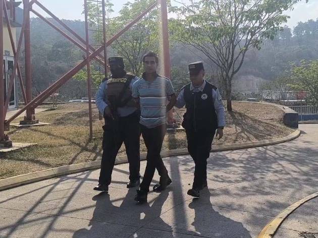 Capturan a hombre con orden pendiente por homicidio en Santa Bárbara