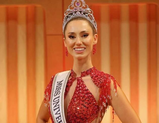 ¡Otra caída! Danielle Latimer, Miss Gran Bretaña, protagonizó un ...