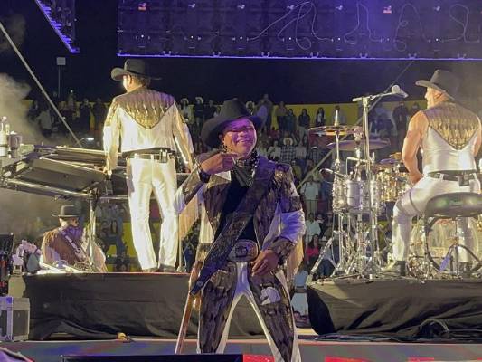 Bronco pide a nuevos artistas “letras bonitas” en vez de “dar pena”