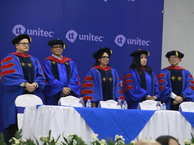 CEUTEC San Pedro Sula celebra el triunfo académico de 105 graduados