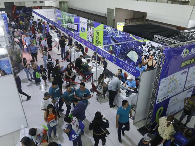 Arrancó la entrega de los kits deportivos para la Media Maratón La ...