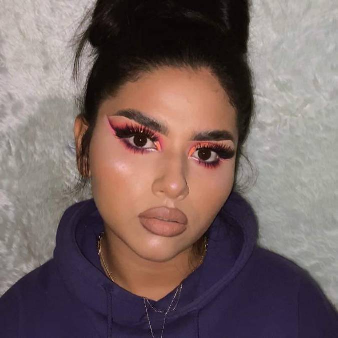 Influencer es hallada muerta en un barranco junto a otros seis cuerpos