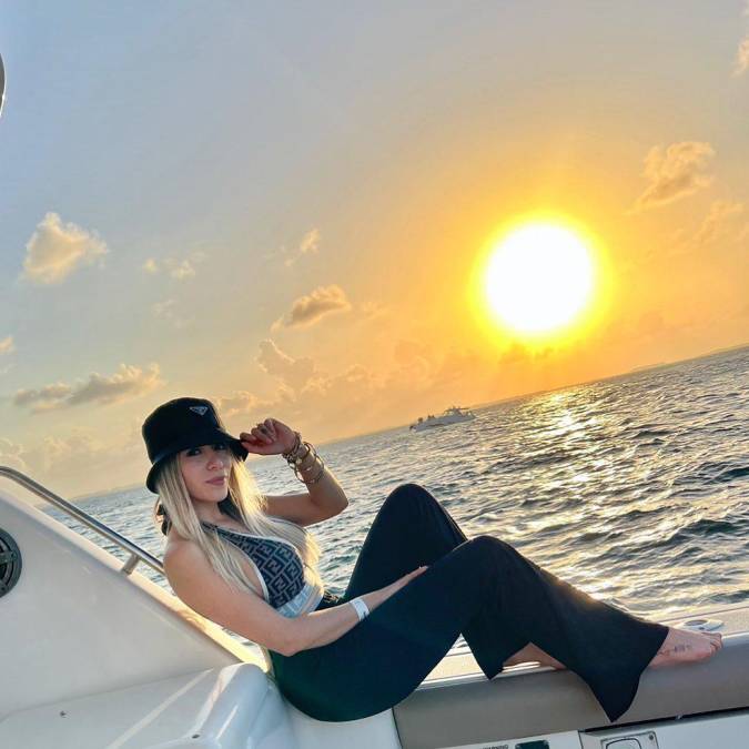 Futbolista sorprende al promocionar el OnlyFans de su esposa