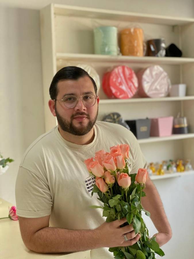 Fátima, la periodista que cambió el micrófono por los pétalos