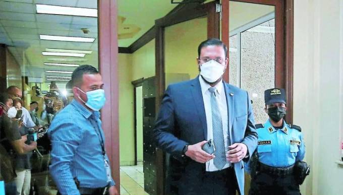 Mauricio Rivera fue sobreseído de violencia contra la mujer, pero sigue ...