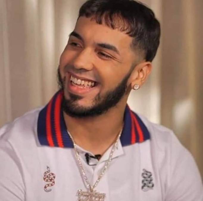 Anuel AA se tatúa en la cara y muestra la imagen en Instagram