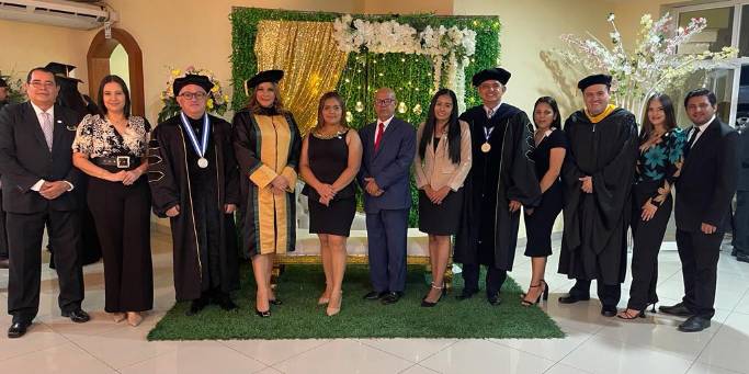 UTH Santa Bárbara festaje elegante ceremonia de graduación