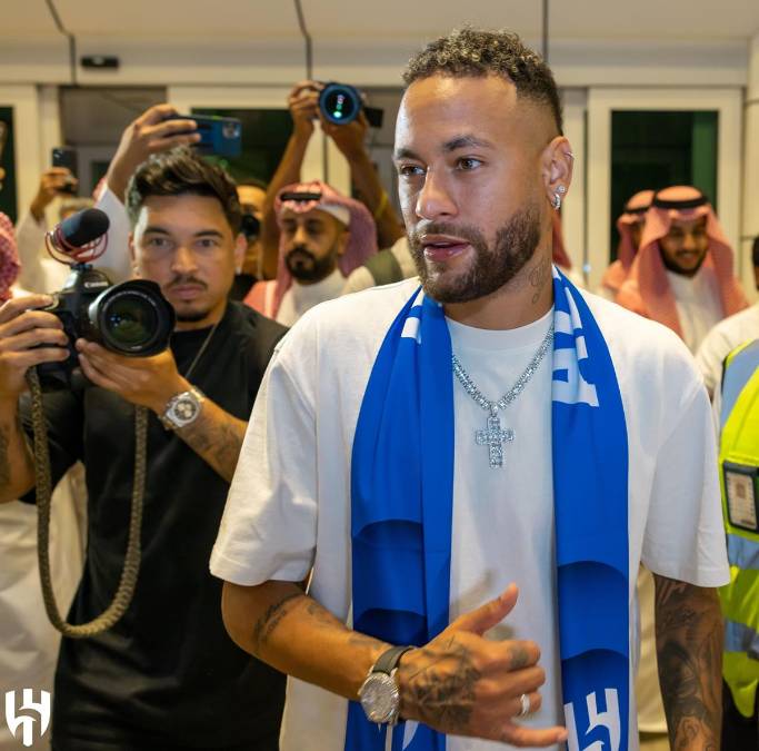 Lujoso avión y bien acompañado: Neymar llegó a Arabia para unirse al Al ...