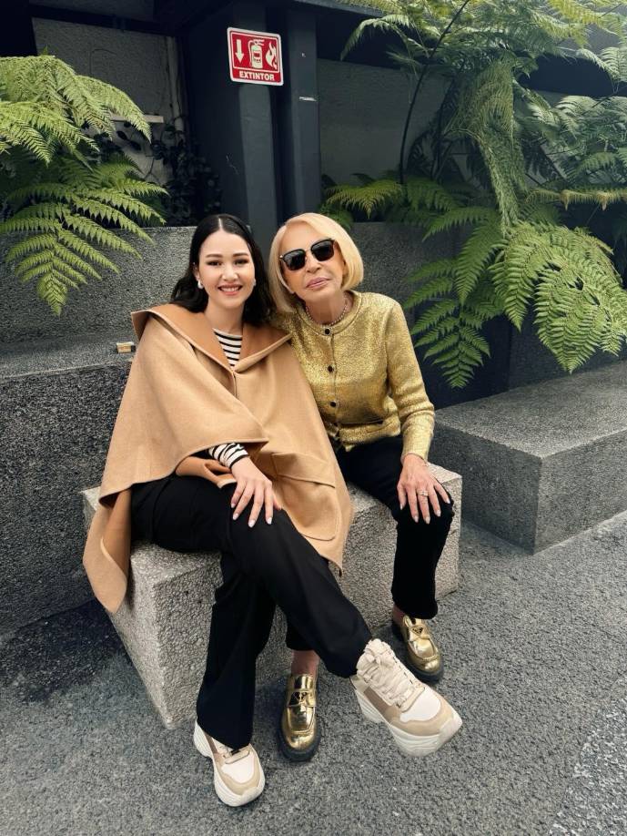 Jennifer Aplícano sorprende en México al posar con celebridades, ¿hay ...