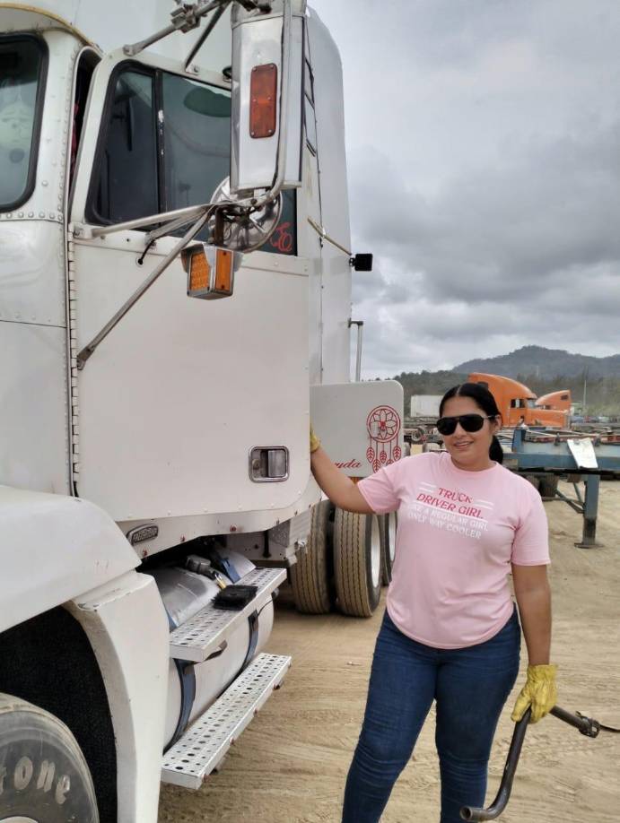 Eneyda, “la chica con gustos pesados” que conduce un tráiler en Honduras