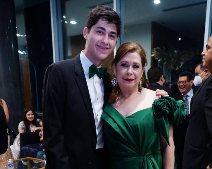 Escuela Bilingüe Seran esparce elegancia con sus Seniors 2022