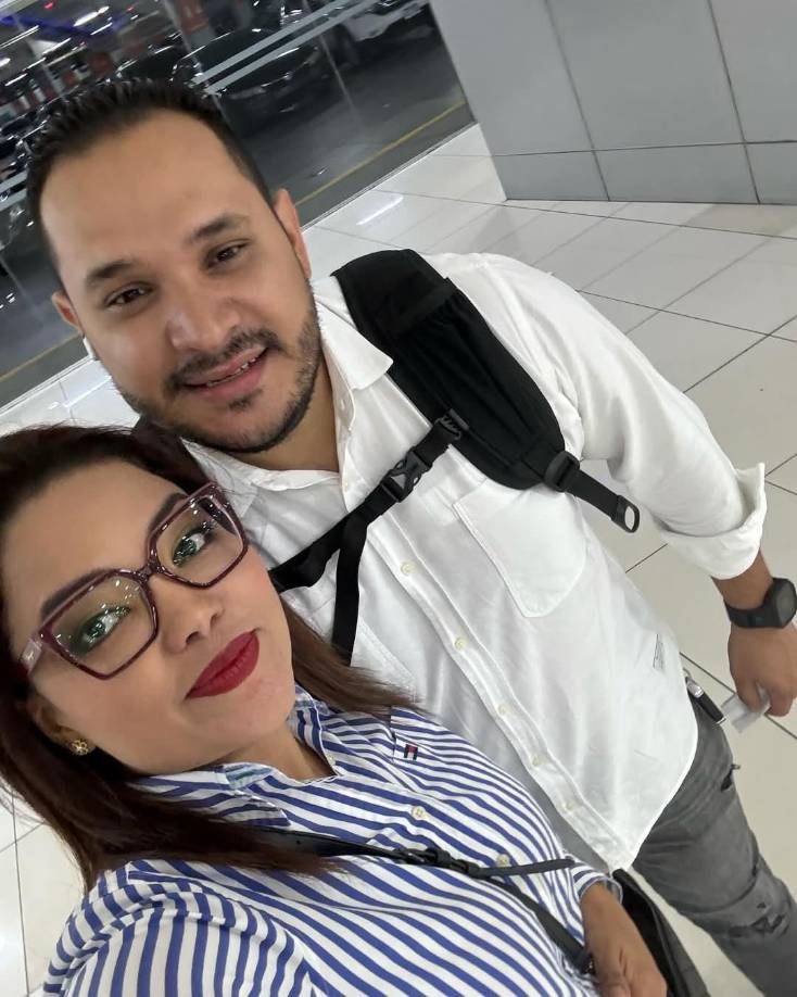 Dennis Andino sorprende a Ariela Cáceres en su aniversario de boda