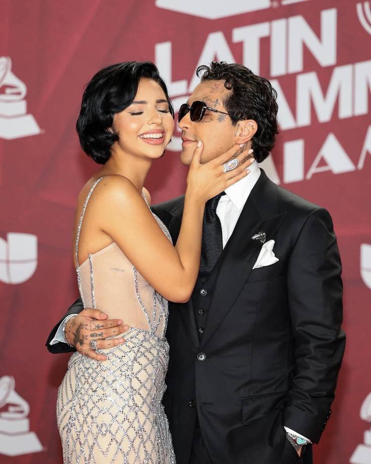 Ángela Aguilar y Christian Nodal derrochan amor en los Latin Grammy 2024