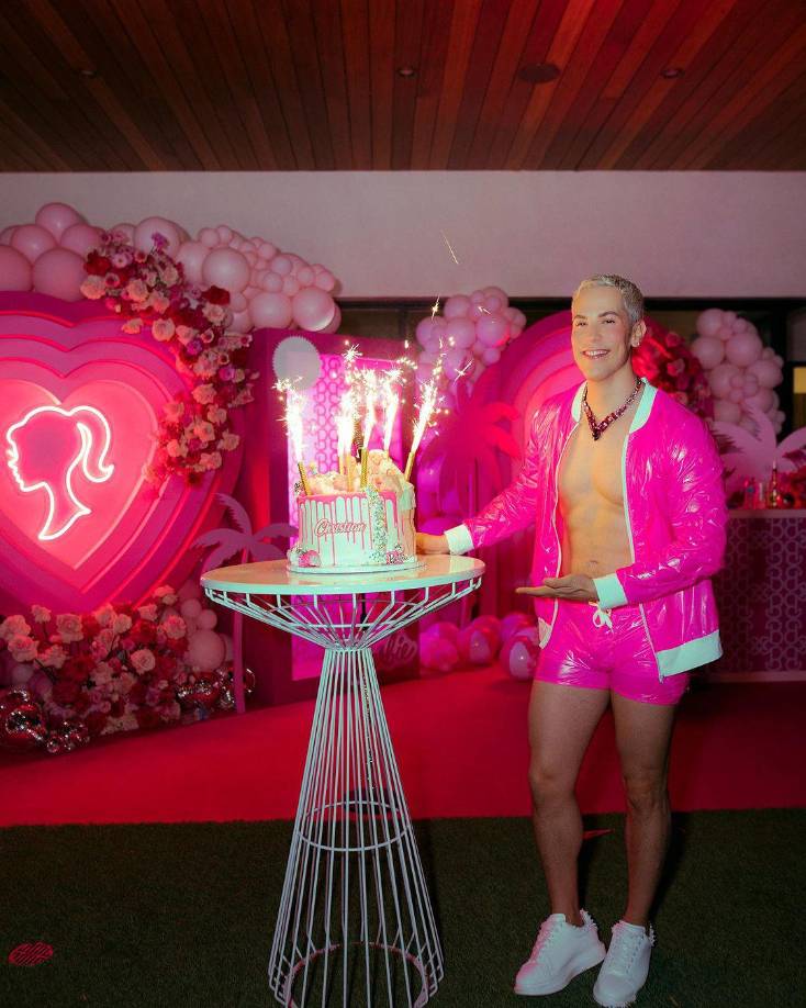 Christian Chávez celebra su cumpleaños #40 al estilo Barbie