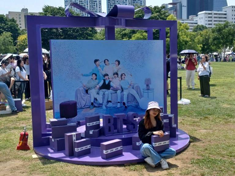 BTS vuelve a los escenarios en Seúl con concierto gratuito