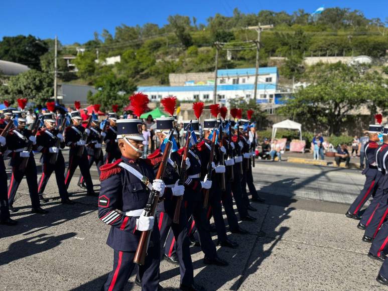 Cadetes de la Anapo se lucen en desfiles patrios