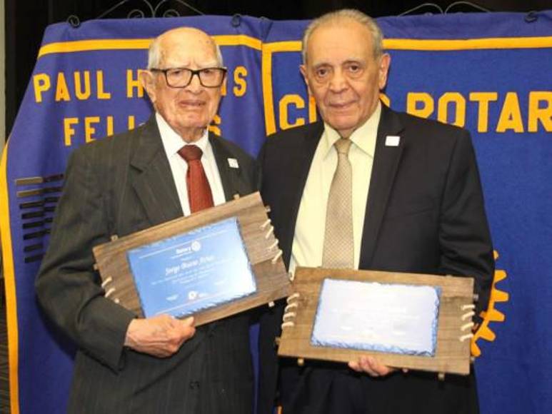 Hondureños lamentan la partida de Napoleón Larach