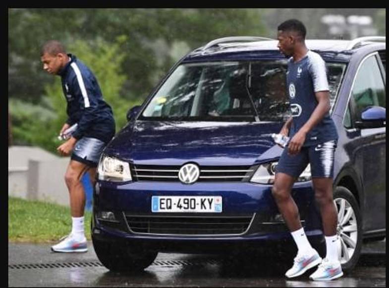 La bella colección de autos que tiene Mbappé, pero sin usar