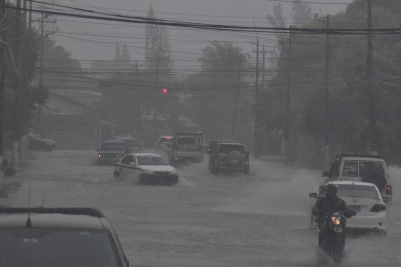 EN VIVO: Lluvias de Sara azotan el litoral atlántico de Honduras