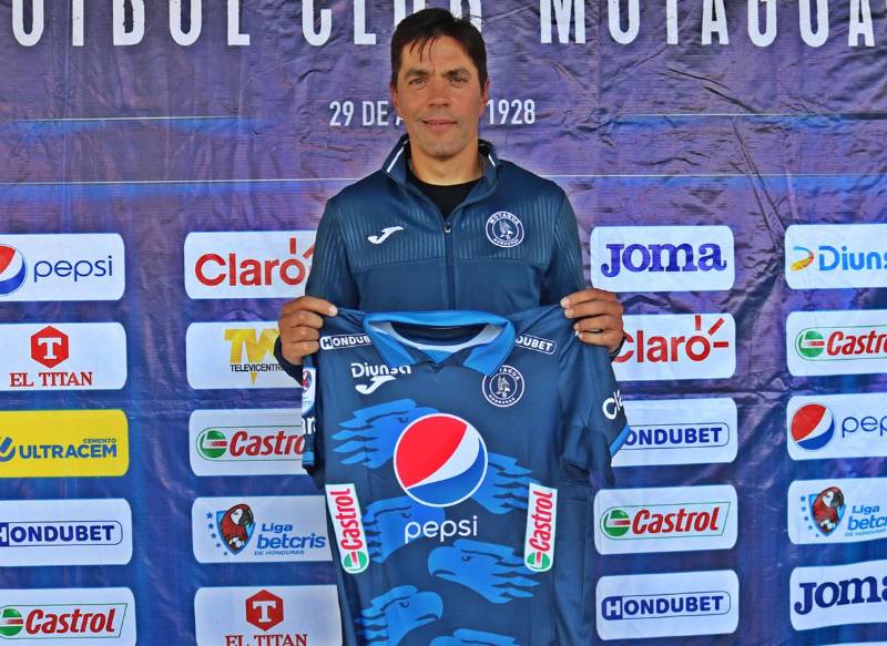 César Vigevani, presentado por Motagua y ya dirigió su primera práctica