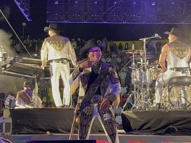 Bronco pide a nuevos artistas “letras bonitas” en vez de “dar pena”