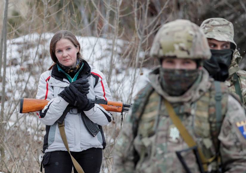 Ante la amenaza de una invasión rusa, Ucrania empieza a entrenar y armar a sus civiles