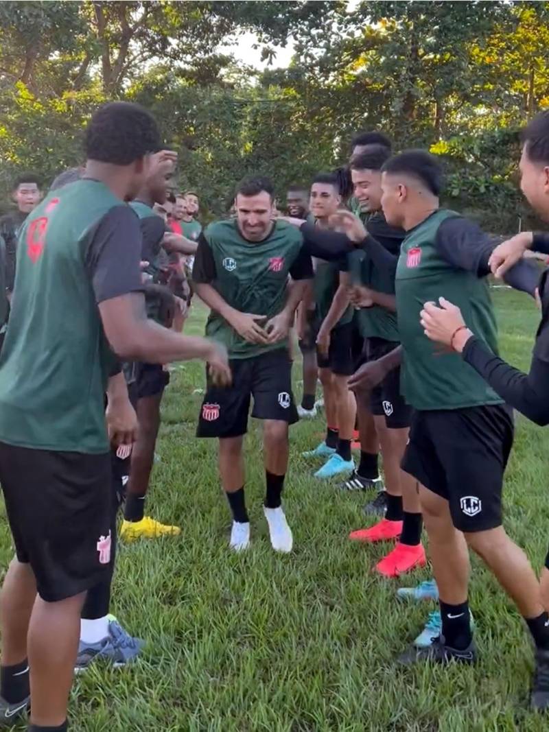 El Vida presenta a Jonathan Bornstein y le hicieron pasillo