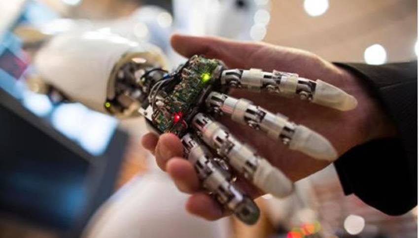 Crean primera mano biónica con sentido del tacto
