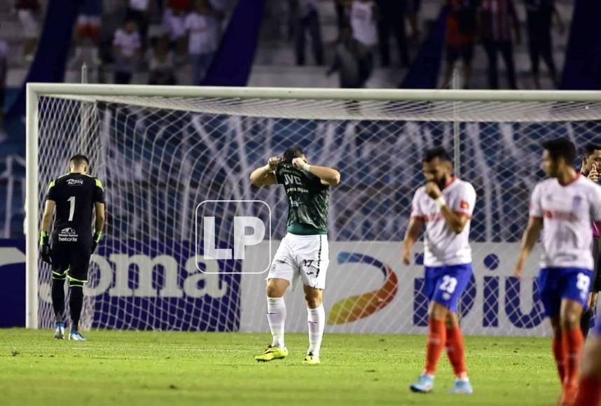 Fotos: El apagón en el Olímpico, gran detalle de Edrick Menjívar con un ...