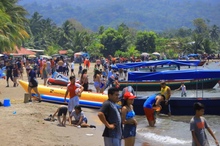 Veraneantes abarrotan playas de Omoa y Puerto Cortés este Domingo de Ramos