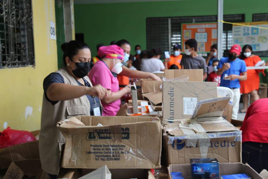 Brigada médica atiende a personas de ocho comunidades albergadas en ...