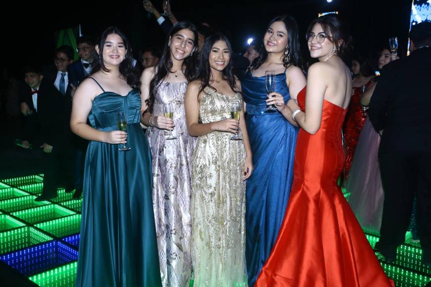 Lasallistas comparten con elegancia en su fiesta de graduación