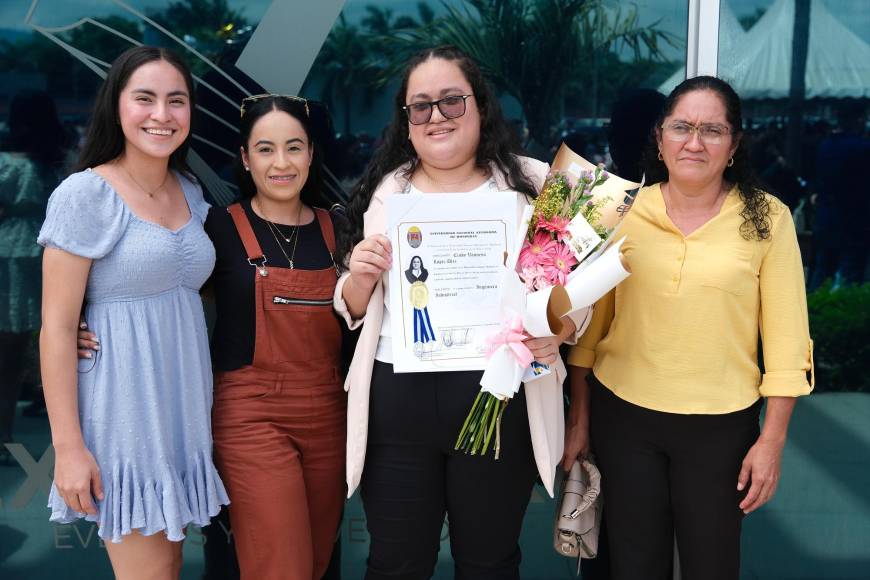 Orgullo por los nuevos egresados de la Unah Cortés