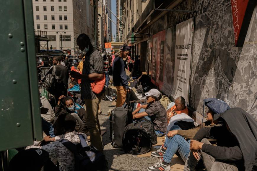 Migrantes duermen en las calles de Nueva York dejando en evidencia un ...