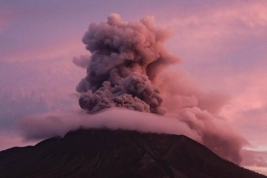 Impresionantes imágenes de la erupción del volcán Ruang