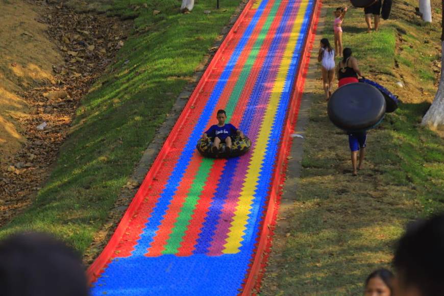 Deslizador gigante, la sensación para veraneantes en El Progreso
