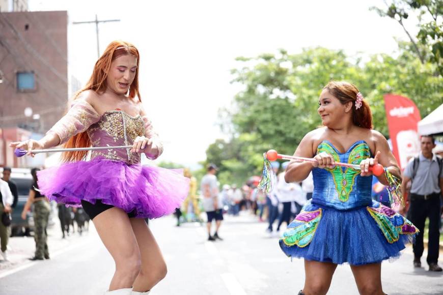 La Bicha Catracha se viste de palillona y desfila por las calles de SPS