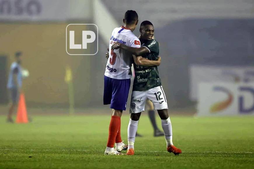 Fotos: El apagón en el Olímpico, gran detalle de Edrick Menjívar con un ...