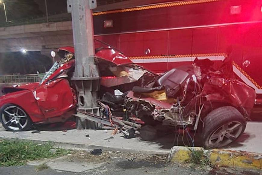 Carro deportivo se parte a la mitad tras chocar contra un poste