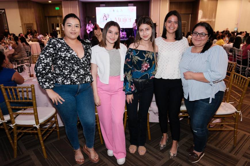 Cientos de mujeres son agasajadas en fraterno evento